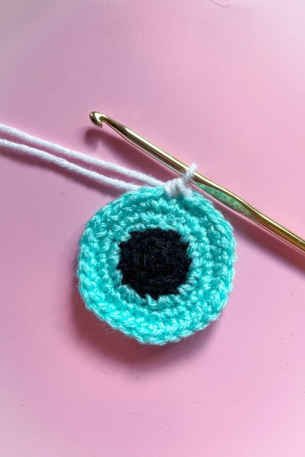 Crochet Eyes Pattern - thecaffeinatedsnail.com