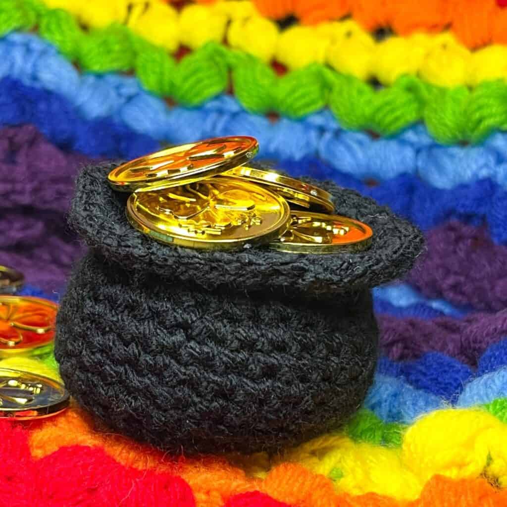 Crochet Pot of Gold Pattern - thecaffeinatedsnail.com