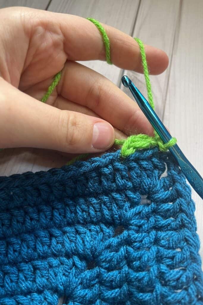 Crochet Wave Border Pattern - thecaffeinatedsnail.com