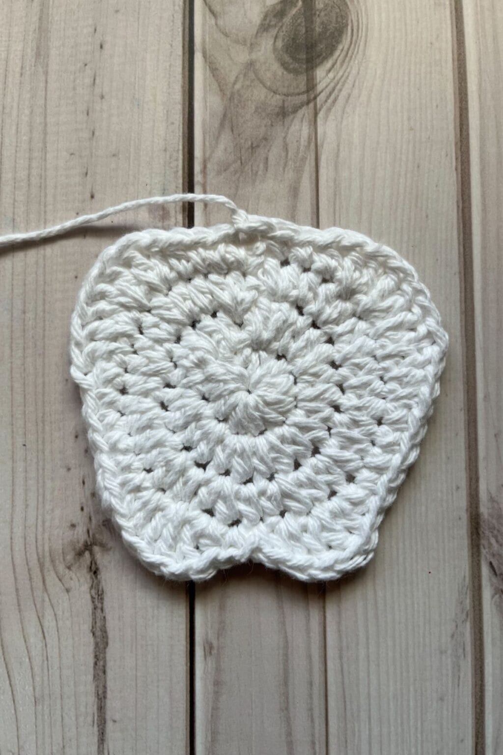 Crochet Apple Coaster Pattern - thecaffeinatedsnail.com