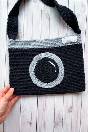 Crochet Camera Bag Pattern - thecaffeinatedsnail.com