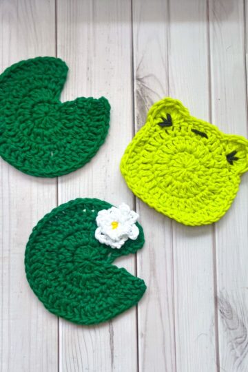 Crochet Lily Pad Coaster Pattern - thecaffeinatedsnail.com