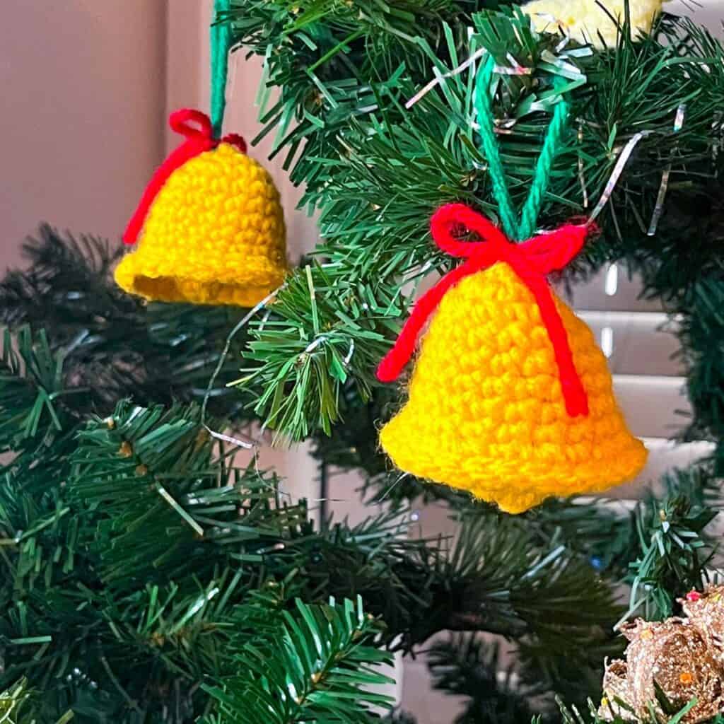 Crochet Christmas Bell Pattern - thecaffeinatedsnail.com