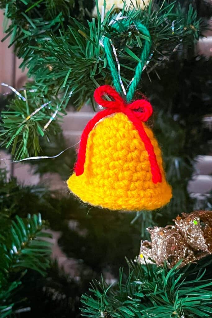 Crochet Christmas Bell Pattern - thecaffeinatedsnail.com