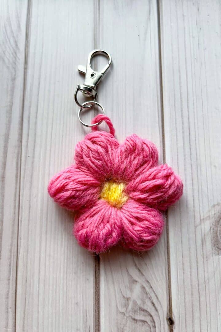 Crochet Flower Keychain Pattern - thecaffeinatedsnail.com