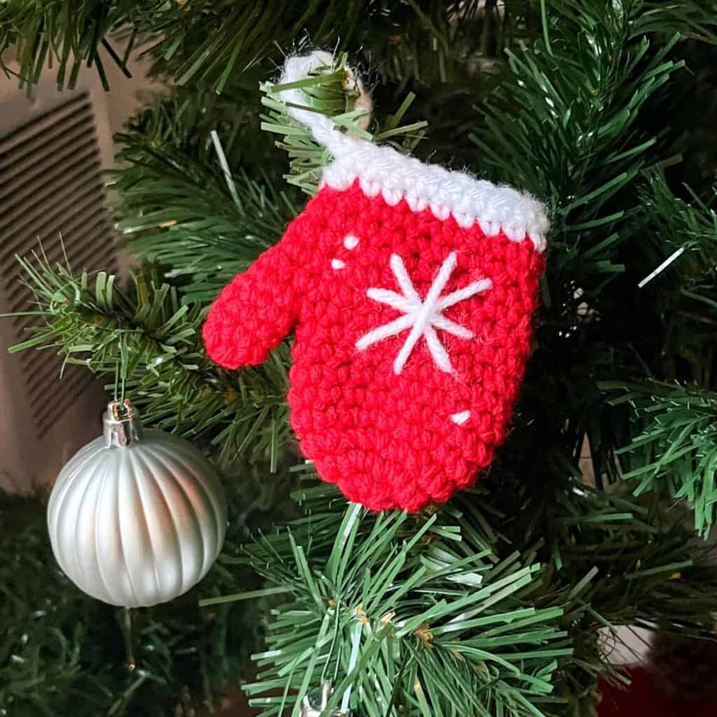 Crochet Mitten Ornament Pattern - thecaffeinatedsnail.com