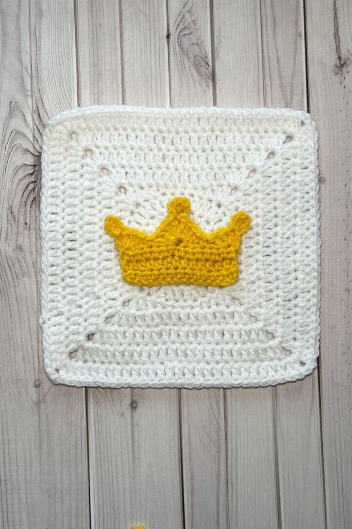 Crochet Crown Applique Pattern - thecaffeinatedsnail.com