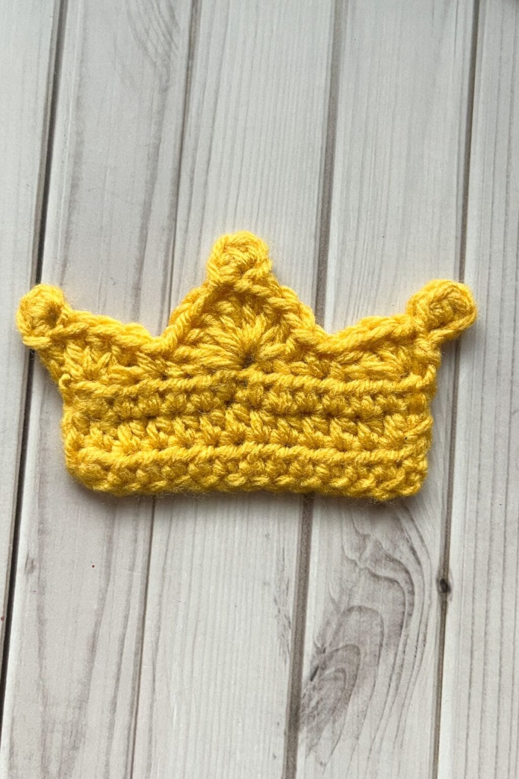 Crochet Crown Applique Pattern - thecaffeinatedsnail.com