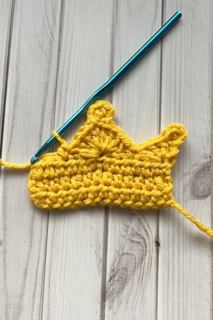 Crochet Crown Applique Pattern - thecaffeinatedsnail.com