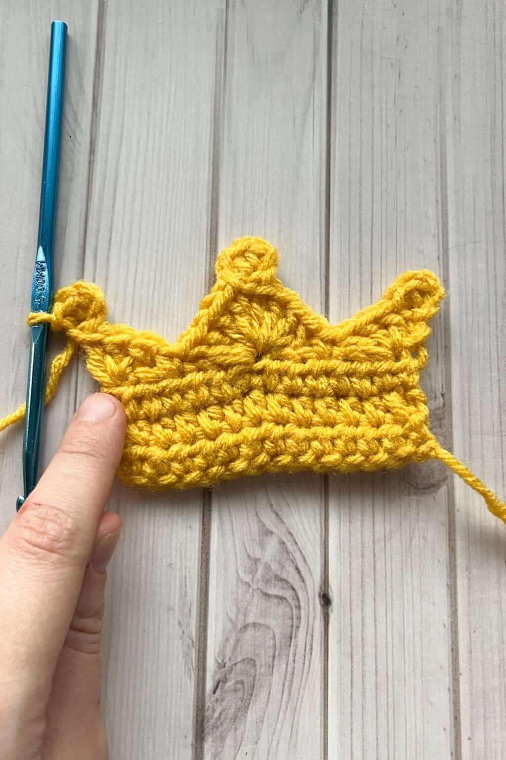 Crochet Crown Applique Pattern - thecaffeinatedsnail.com