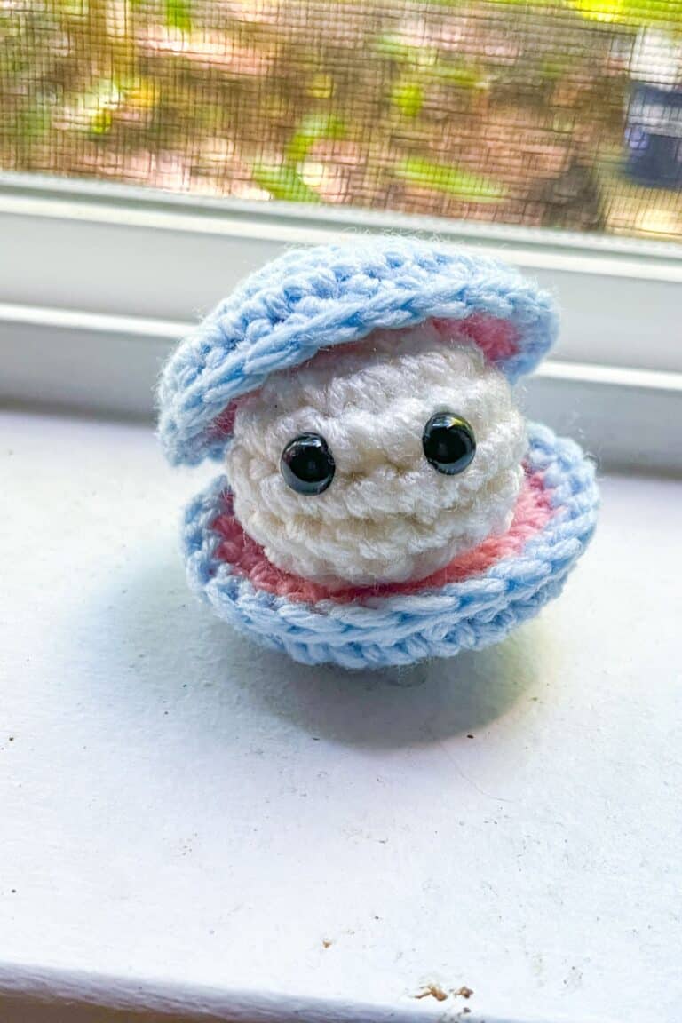 Crochet Clam Pattern - thecaffeinatedsnail.com