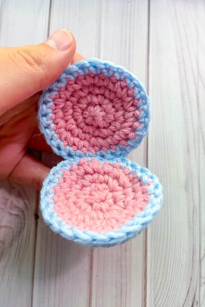 Crochet Clam Pattern - thecaffeinatedsnail.com