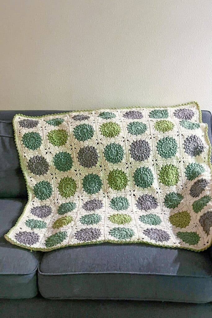 Granny Square Baby Blanket Pattern - thecaffeinatedsnail.com